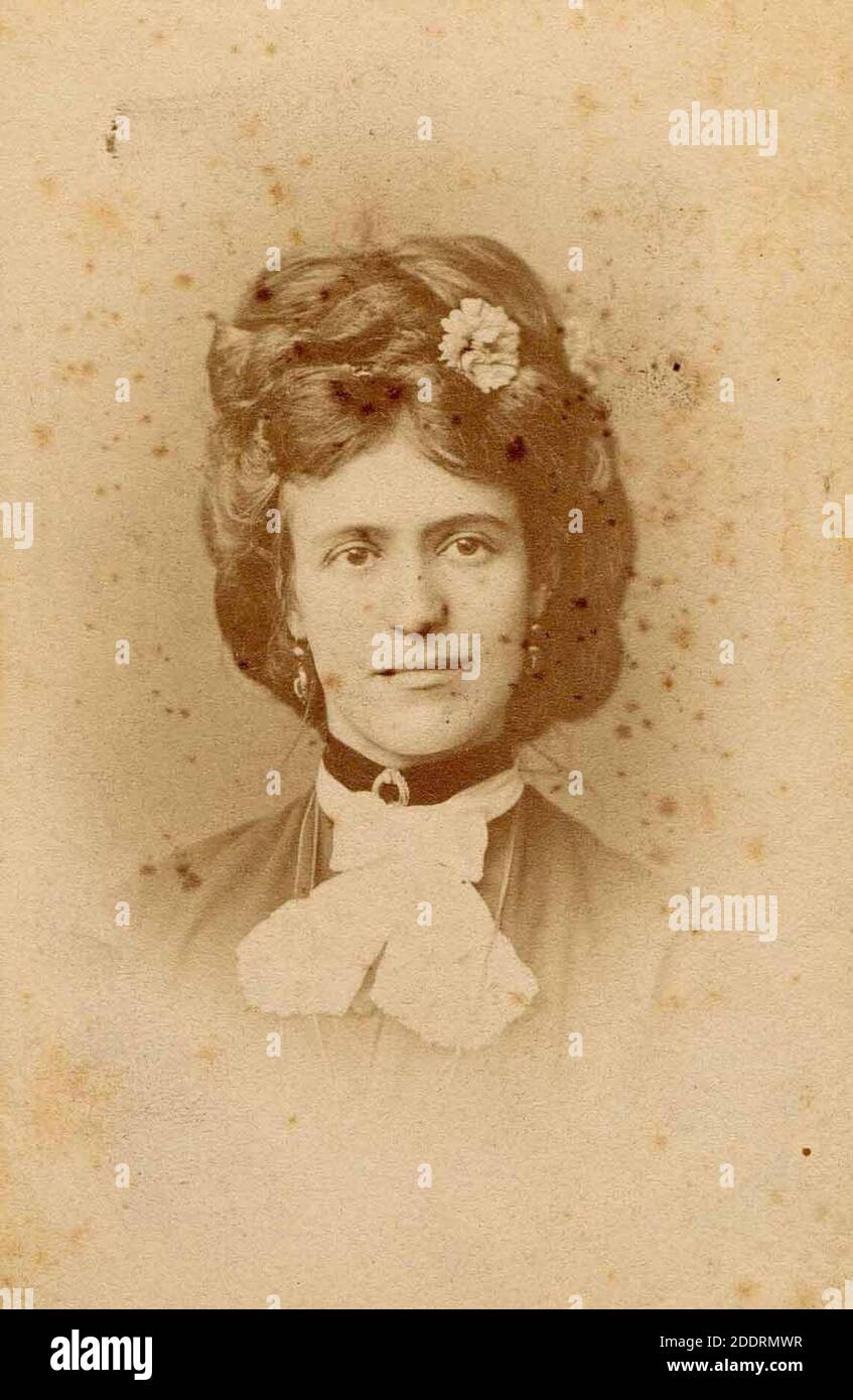 Klösz Portrait of Ilka Toperczer c. 1870 Stock Photo - Alamy