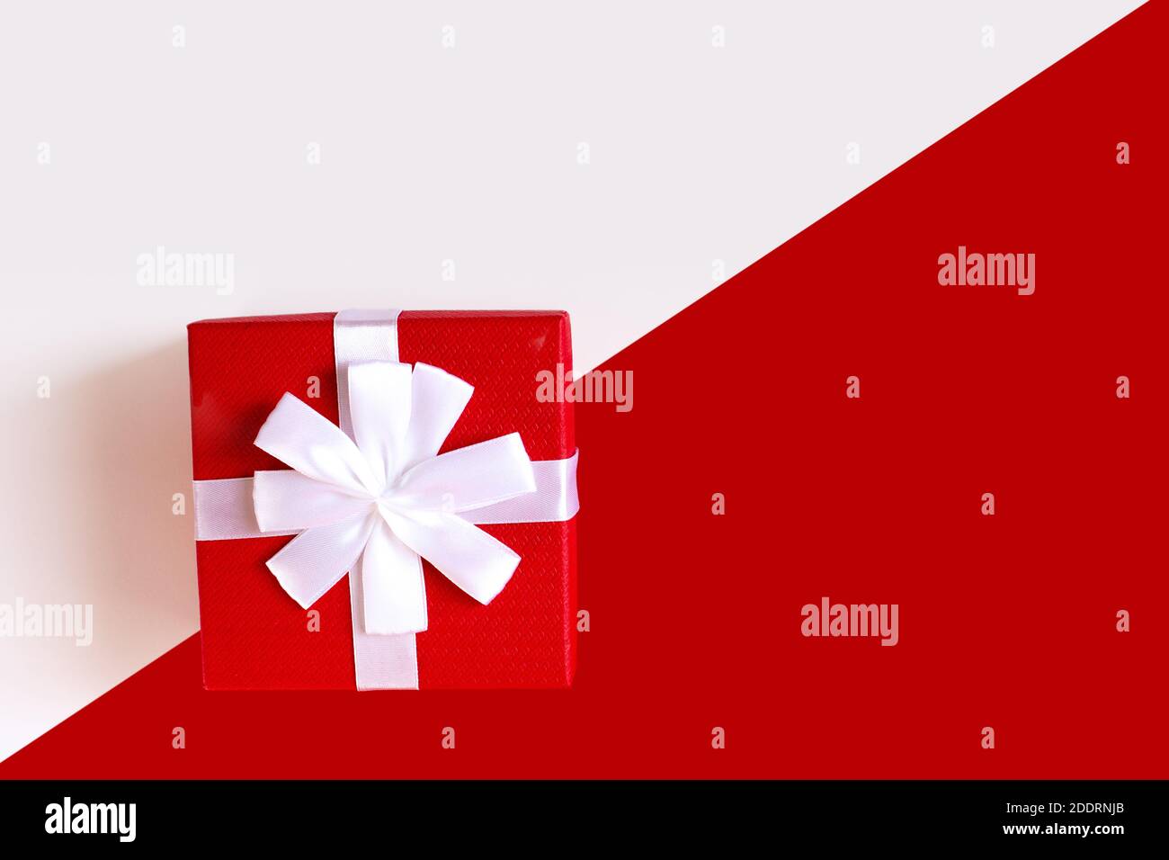 Red and white diagonal paper texture, red gift box with white bow Stock ...