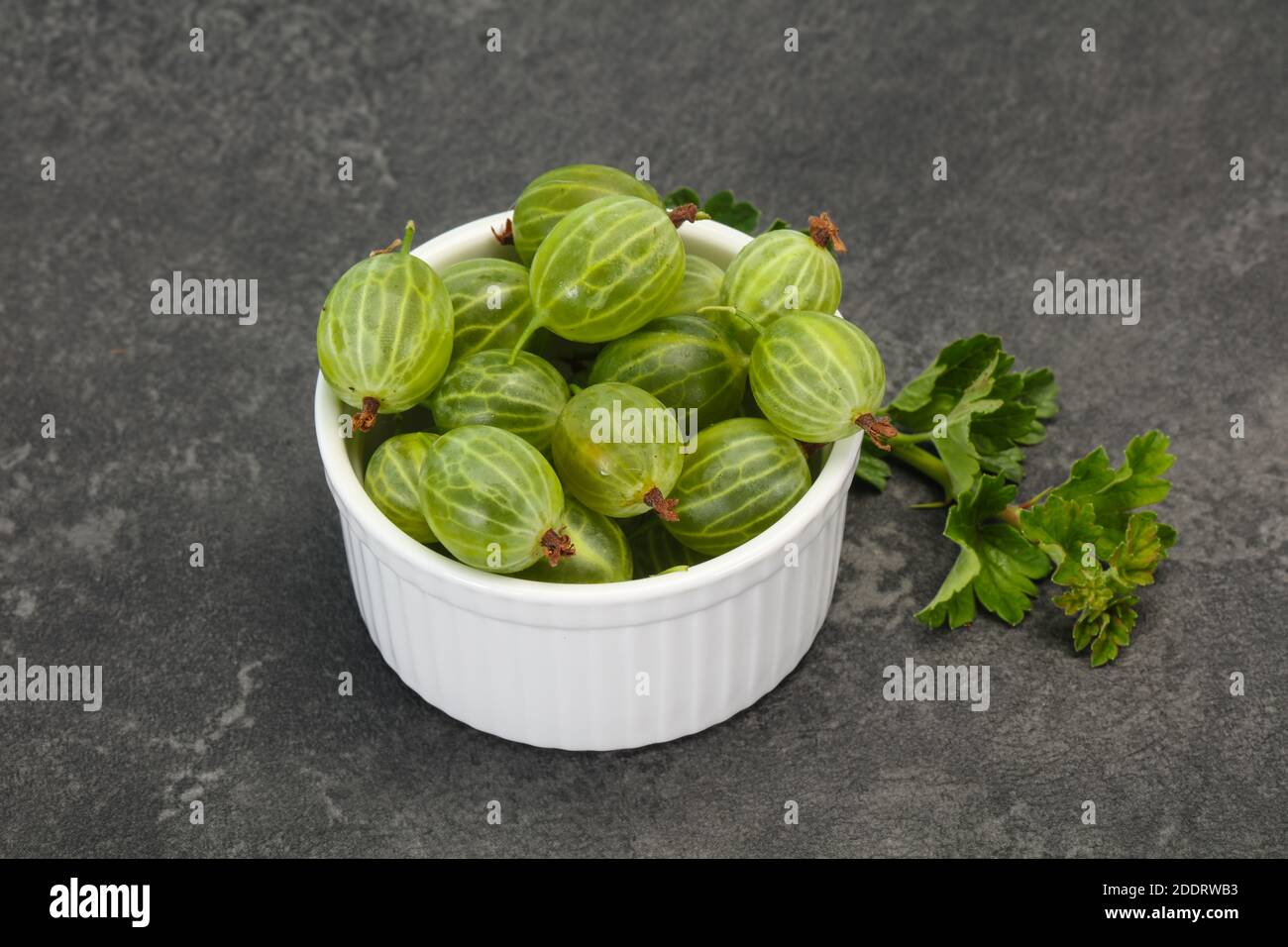 Fresh ripe green sweet gooseberry with leaf Stock Photo - Alamy