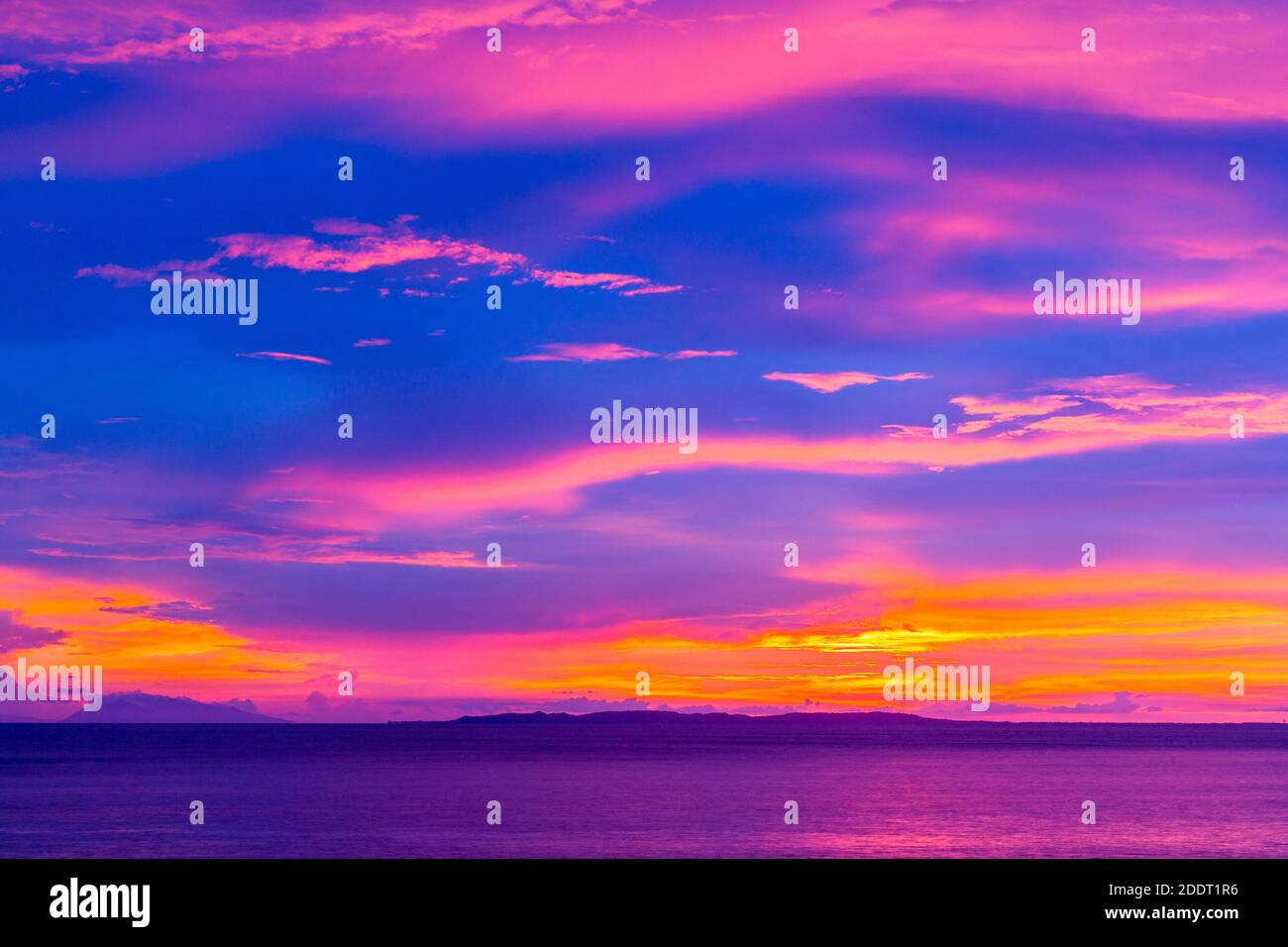 A beautiful mauve sunset at sea in Batangas, Philippines Stock Photo ...