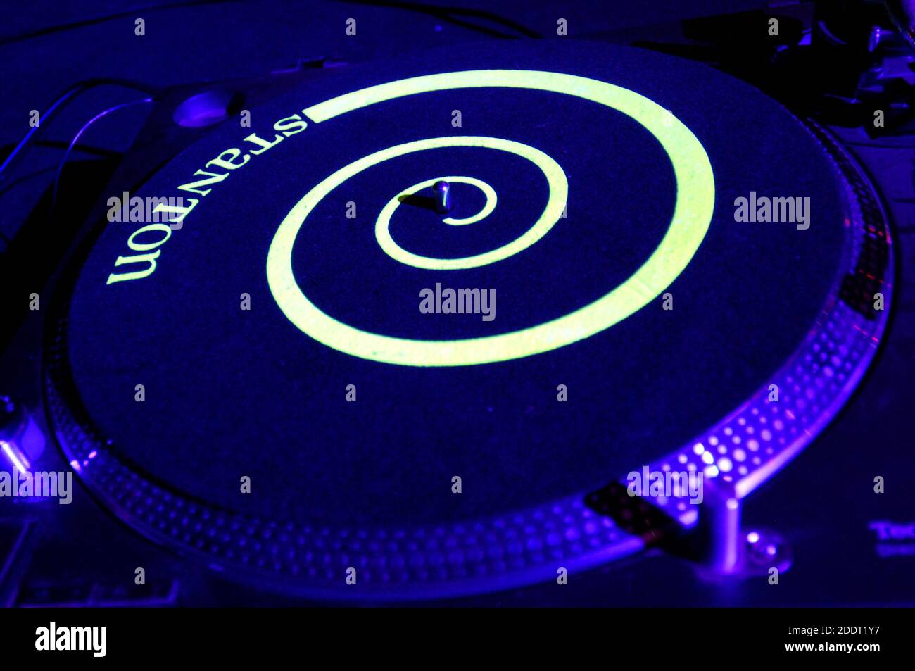 Deejay in a club hi-res stock photography and images - Alamy