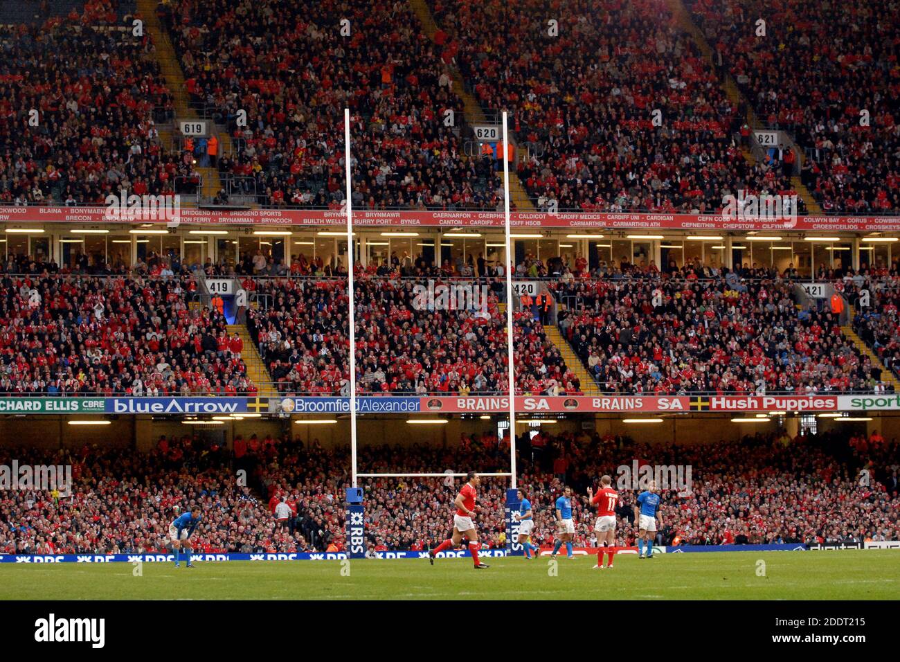 Welsh rugby fans stadium hi-res stock photography and images - Alamy
