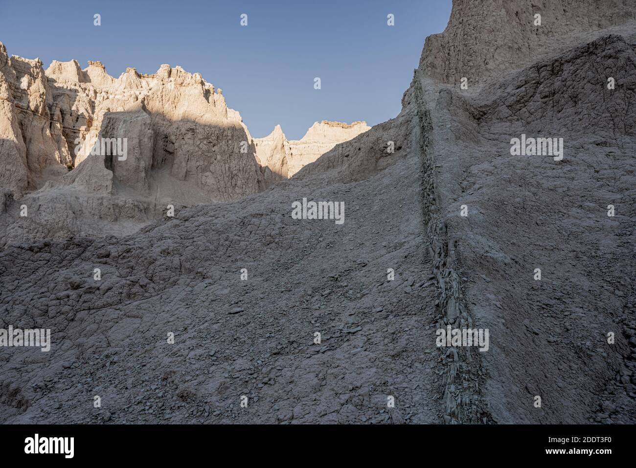 Rock seam between hoodoo layers in Badlands National Park Stock Photo ...