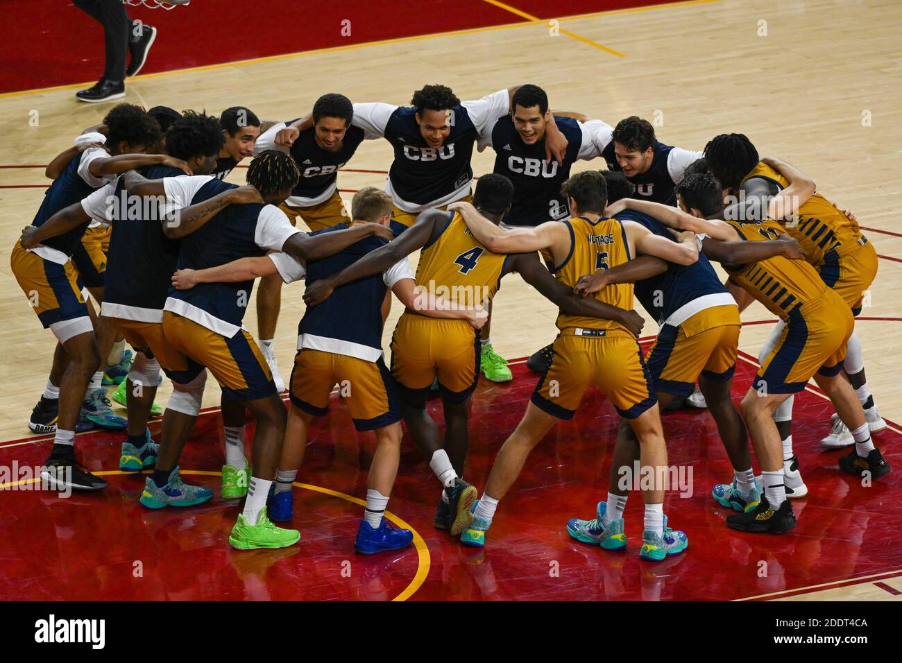 Basketball players in huddle hi-res stock photography and images - Alamy