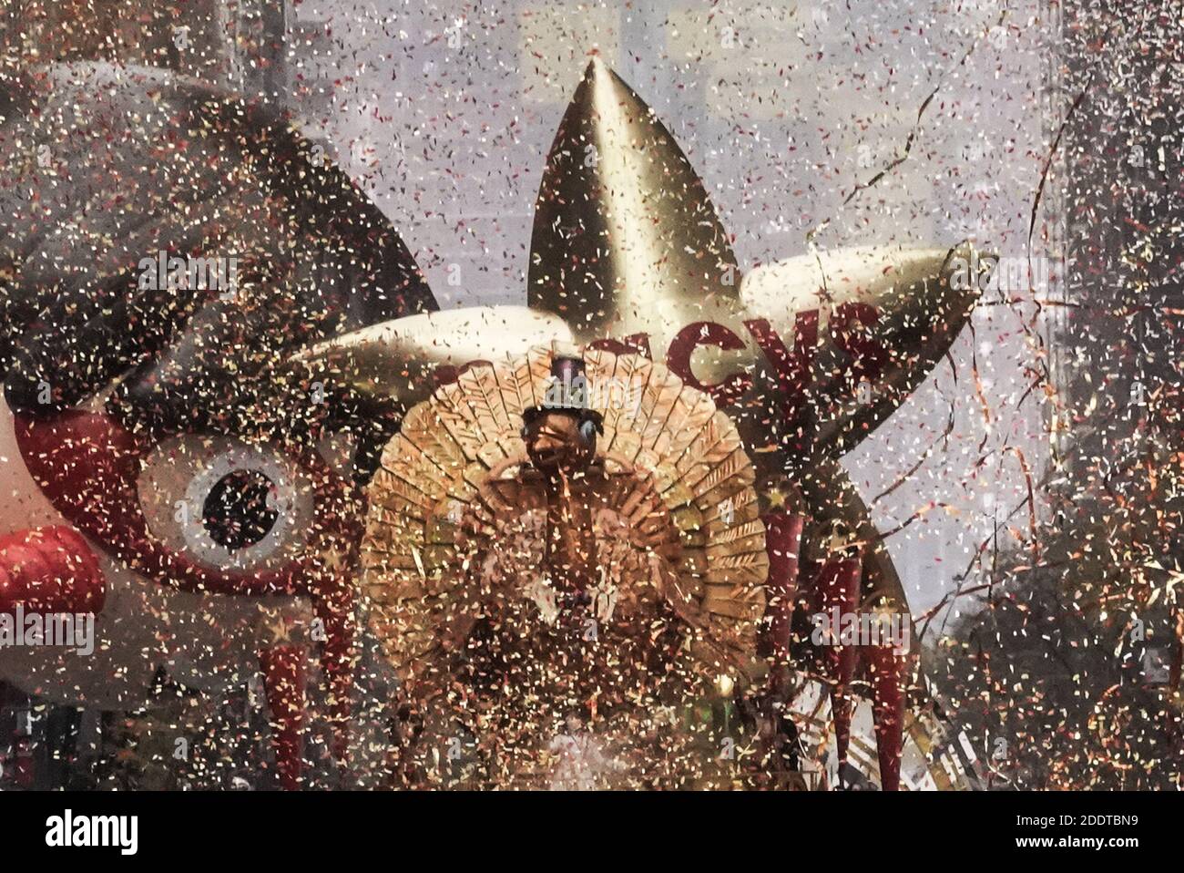 New York, New York, USA. 26th Nov, 2020. Confetti flies over the Tom ...