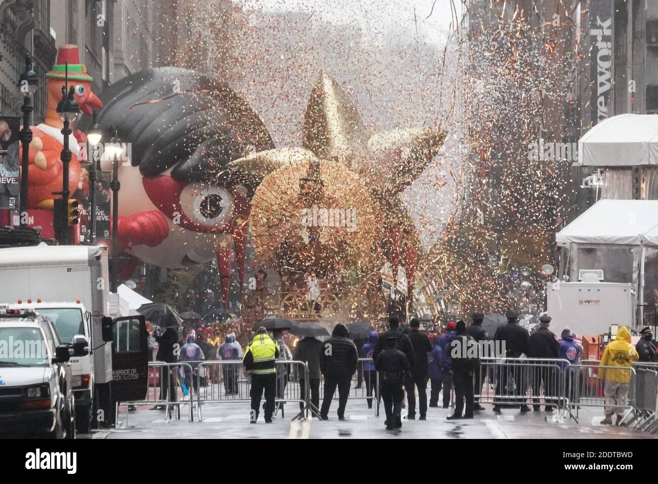 New York, New York, USA. 26th Nov, 2020. Confetti flies over the Tom ...