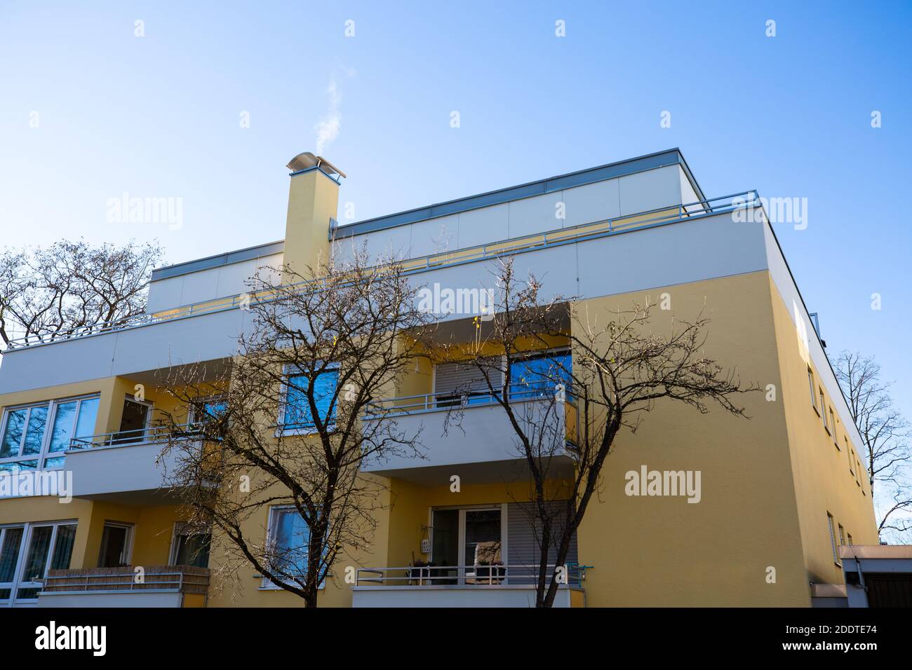 modern house in Munich, flat roof, smooth surface Stock Photo - Alamy