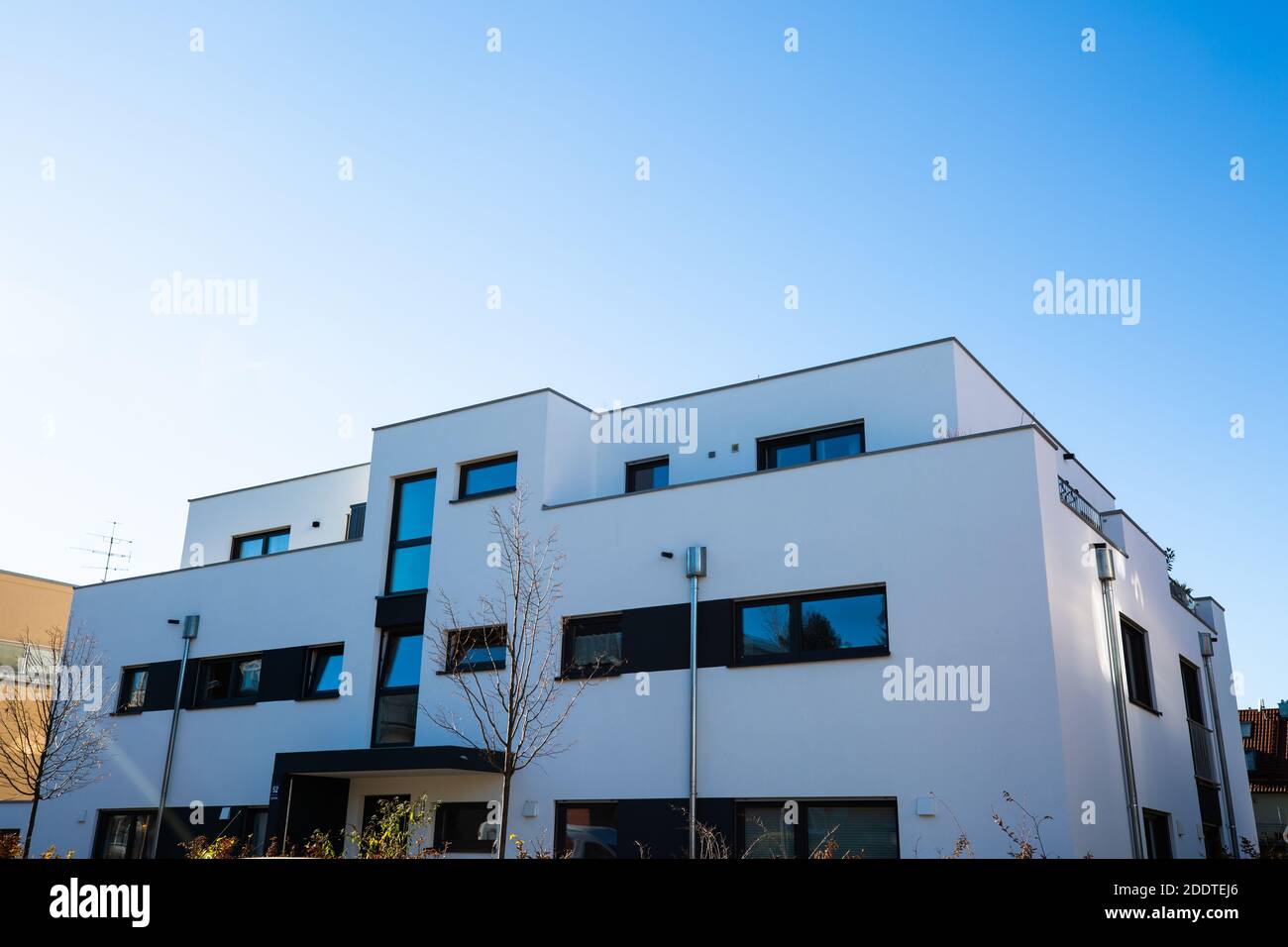 modern house in Munich, flat roof, smooth surface Stock Photo - Alamy