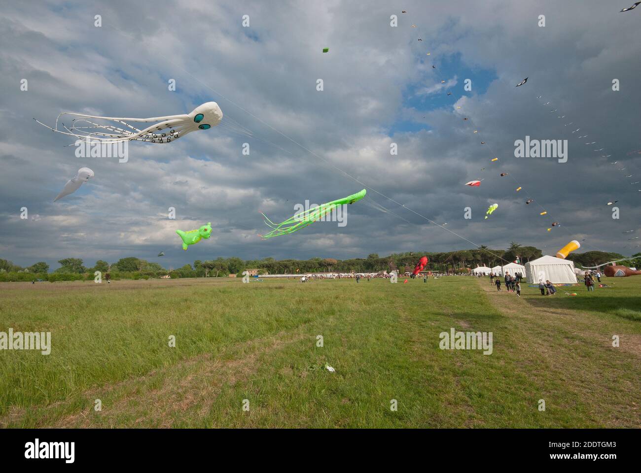 Kites festival italy hi-res stock photography and images - Alamy
