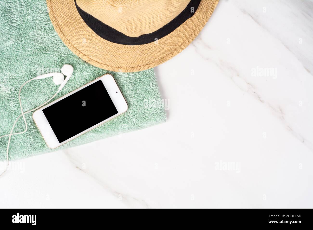 Smartphone, hat, sunscreen and towel Stock Photo - Alamy