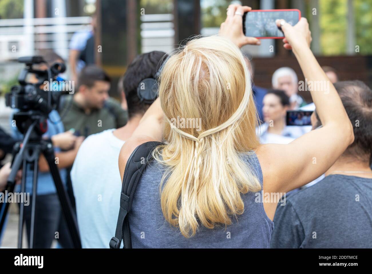 Mobile journalism interview hi-res stock photography and images - Alamy