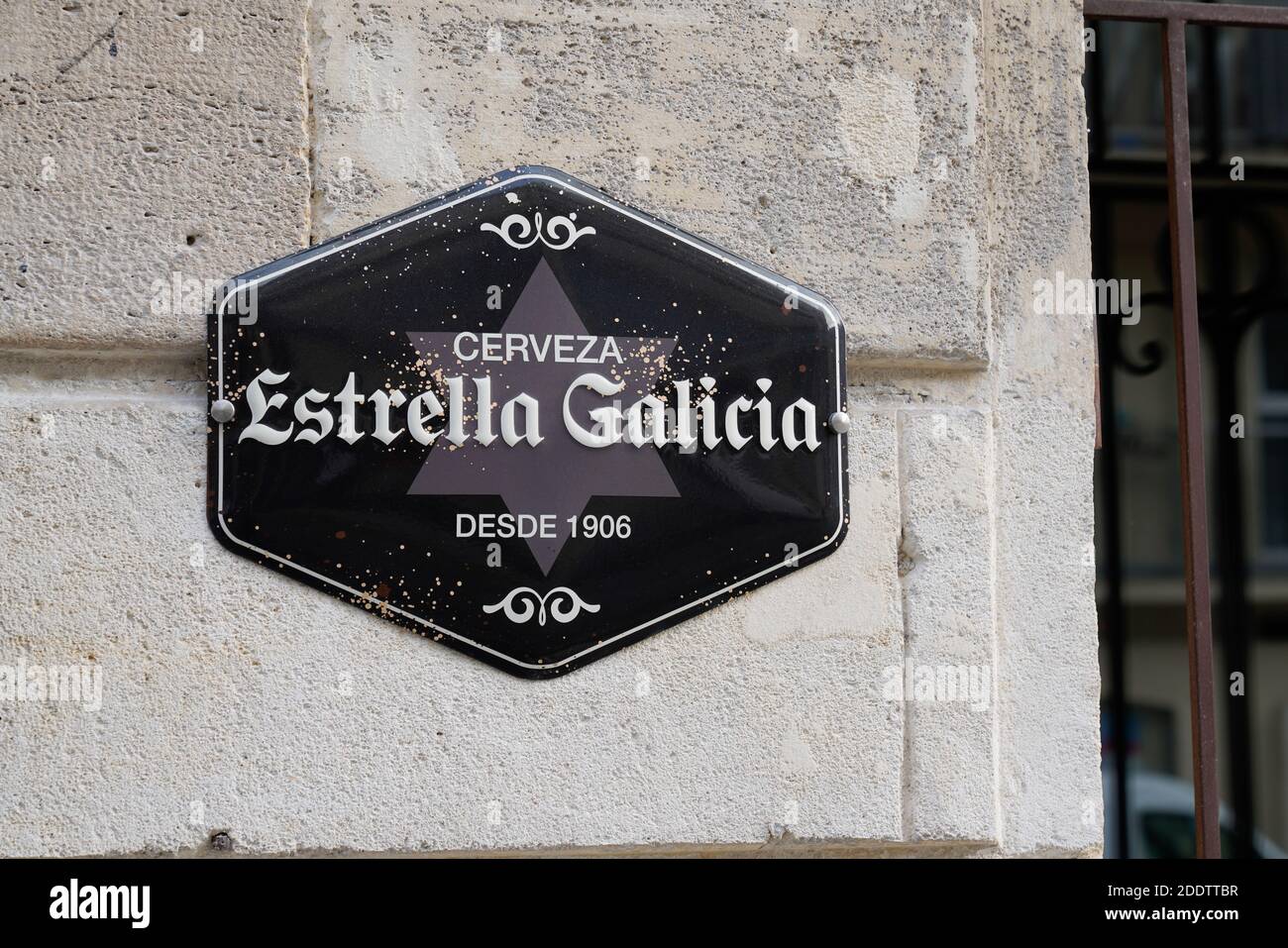 Estrella logo hi-res stock photography and images - Alamy