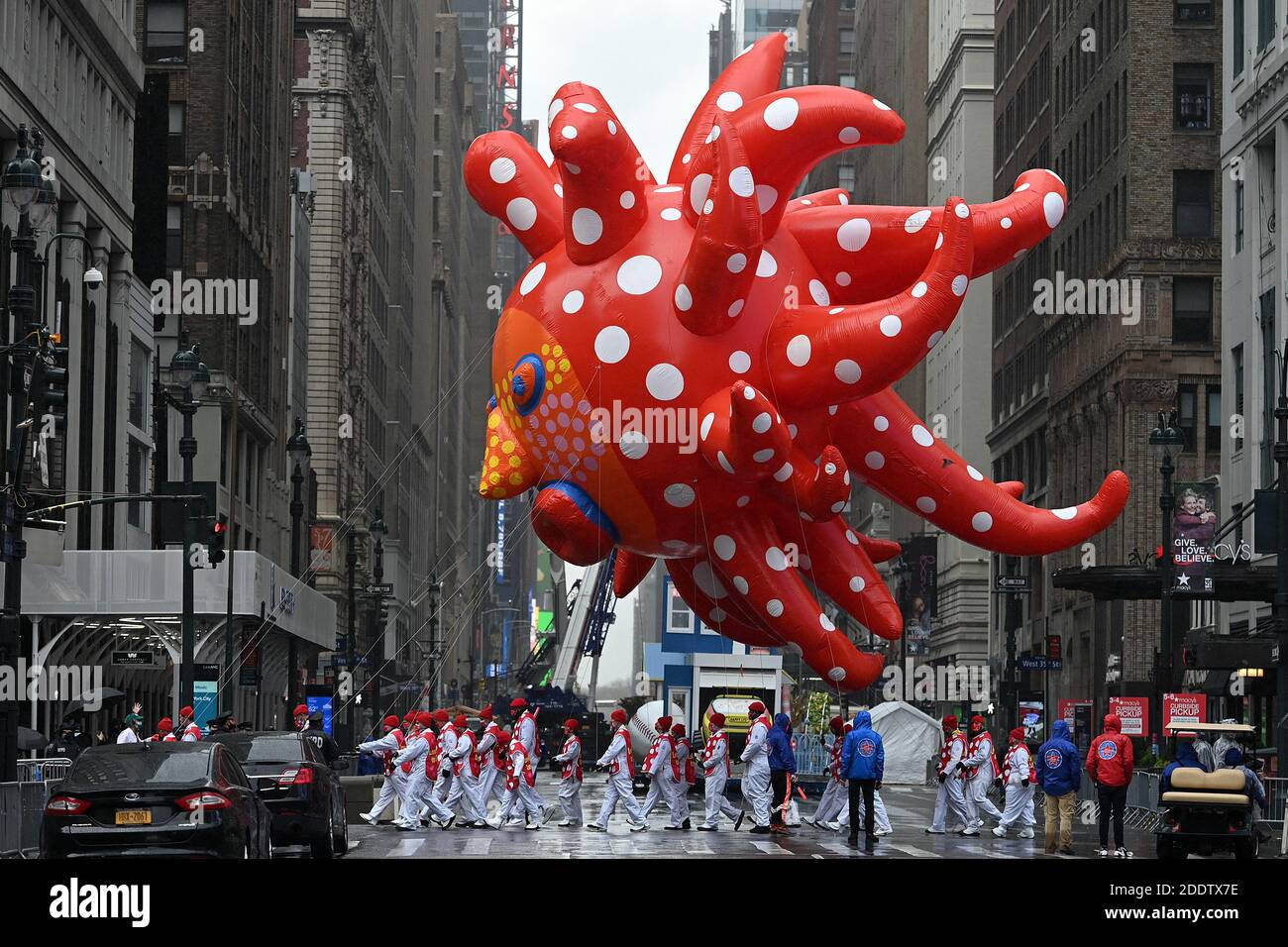 Uniondale, USA. 26th Nov, 2020. Yayoi Kusama balloon is floated up 34th ...