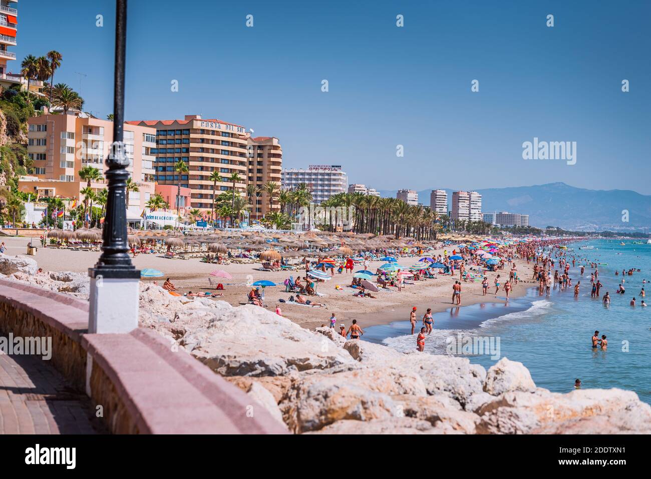 Holidaymakers on the Bajondillo beach. Torremolinos, Málaga, Costa de ...