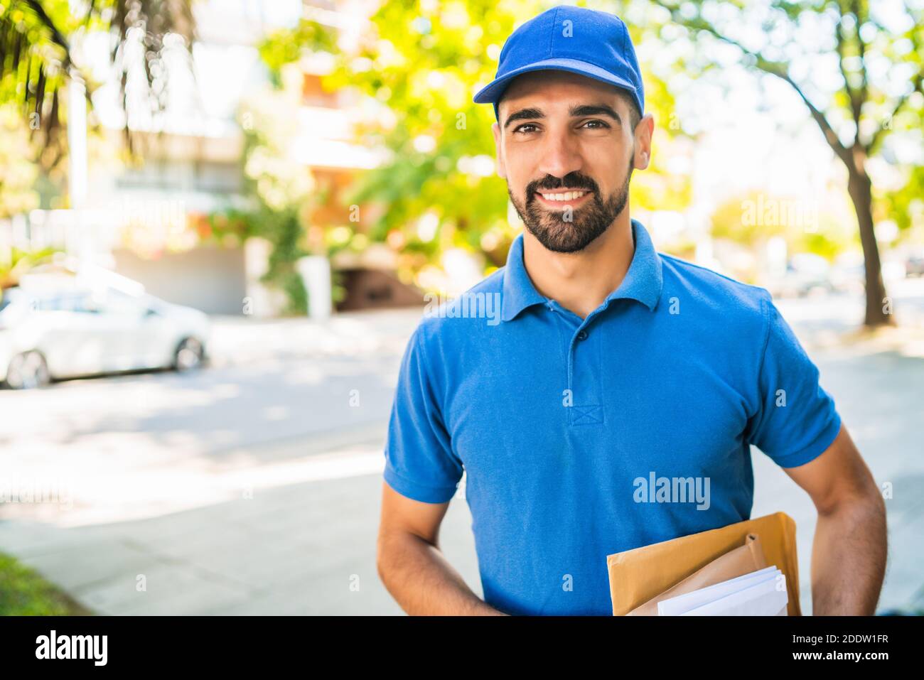 Postman delivering packages hi-res stock photography and images - Alamy