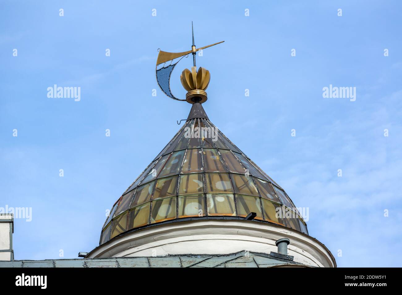 Wind weather vane crown hi-res stock photography and images - Alamy