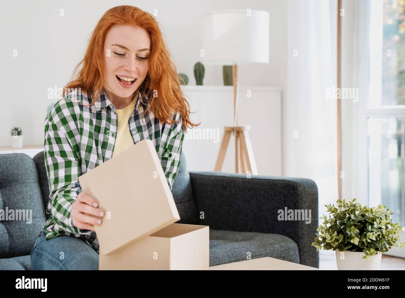 Unboxing present hi-res stock photography and images - Alamy