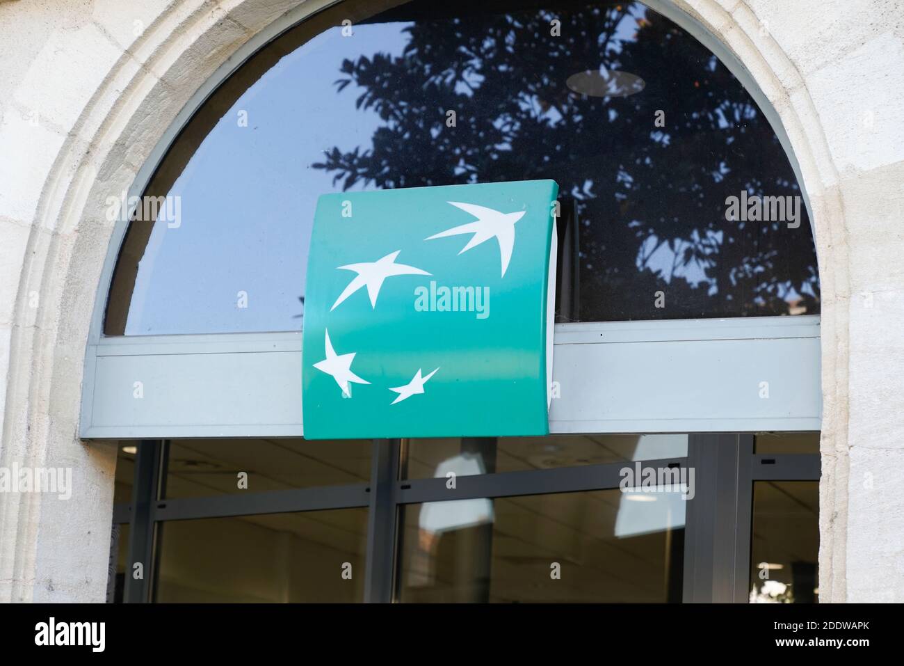 Bnp paribas icon logo hi-res stock photography and images - Alamy