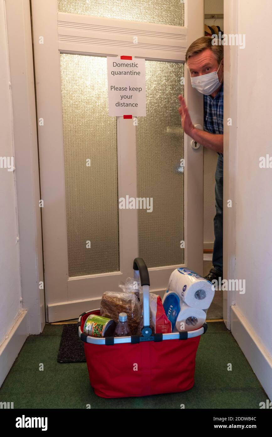 Symbolic image Domestic quarantine, man suspected of corona infection ...