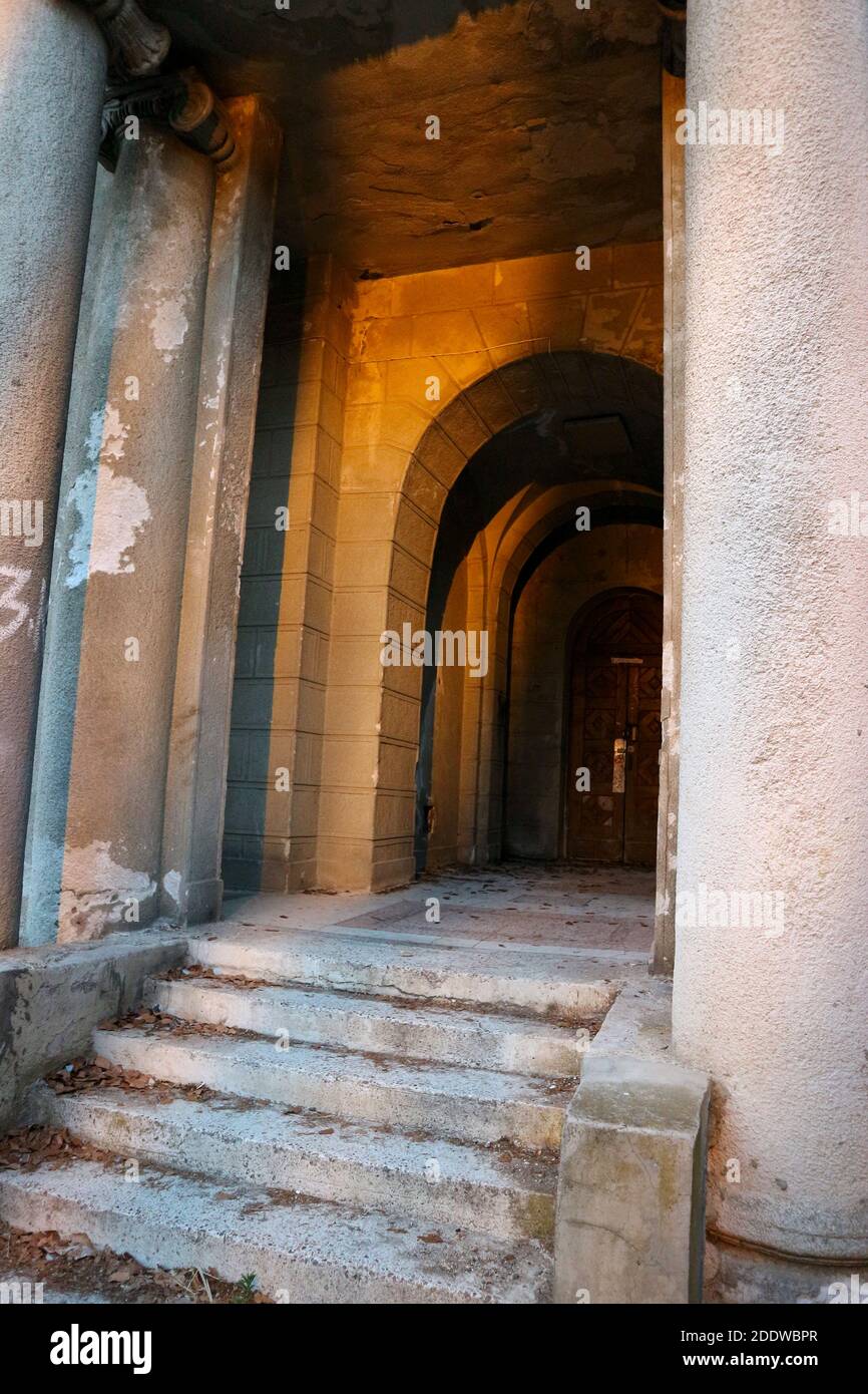 Broken palace entrance gate hi-res stock photography and images - Alamy
