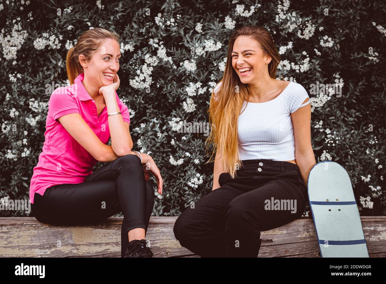 Two teen girls talking hi-res stock photography and images - Alamy