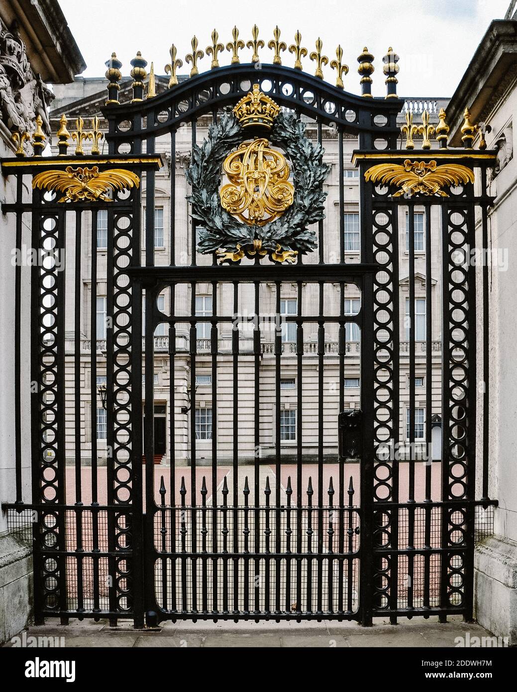 Buckingham palace gates london england hi-res stock photography and ...