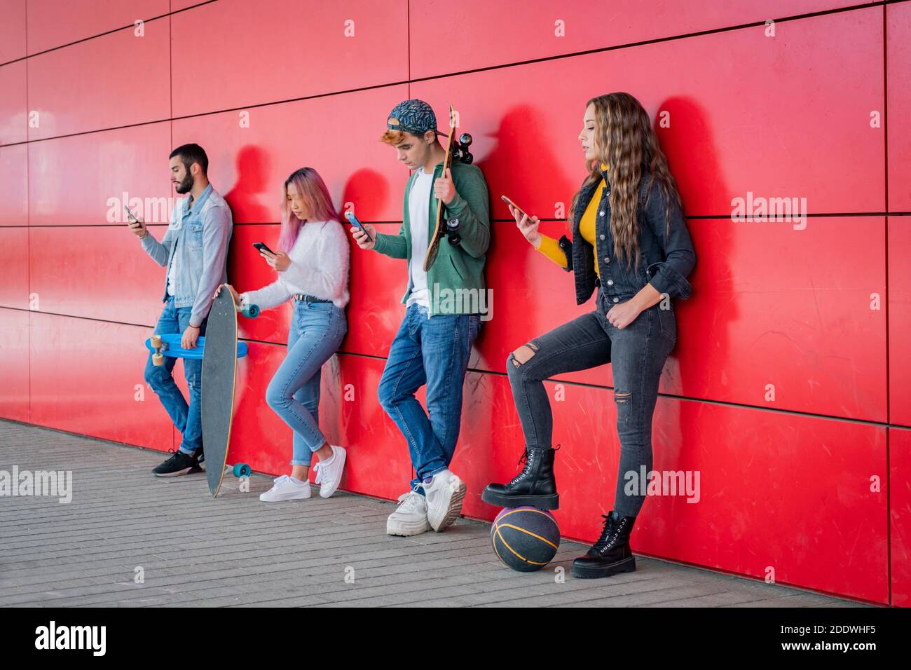 Group friends addicted using hi-res stock photography and images - Alamy