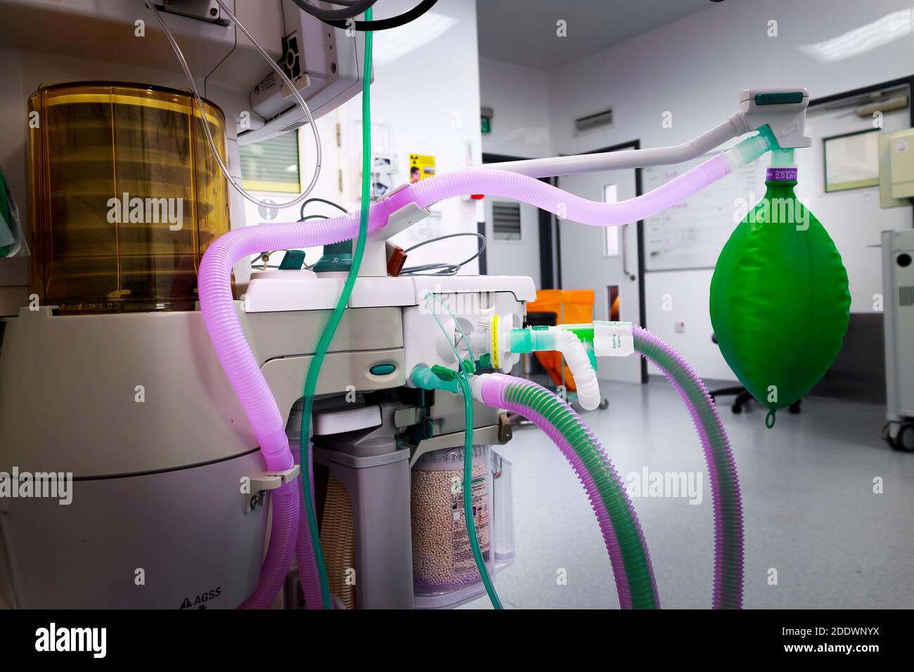 Neurosurgical operating room hi-res stock photography and images - Alamy