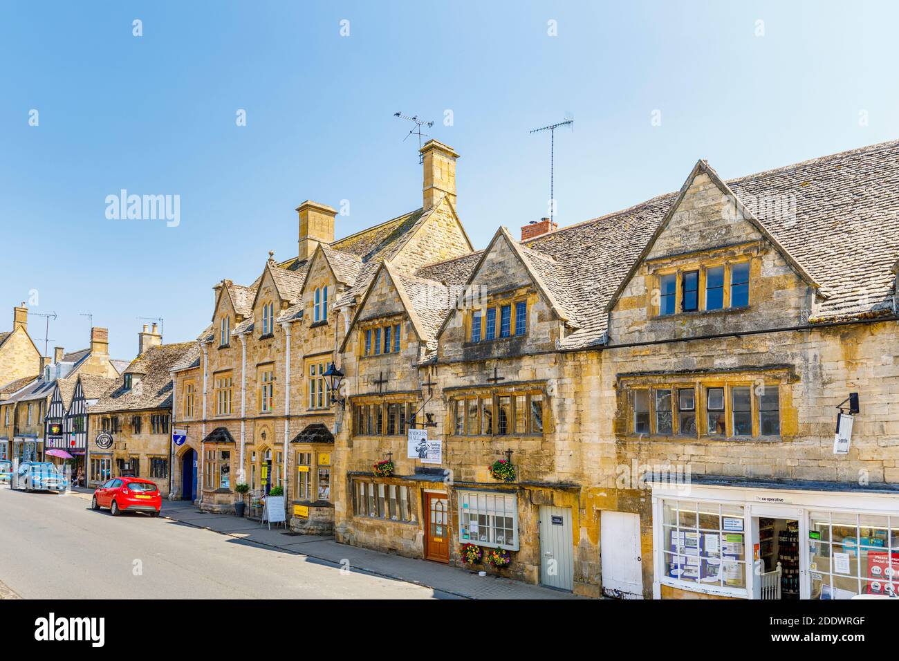 High Street shops in traditional Cotswolds stone buildings Chipping ...