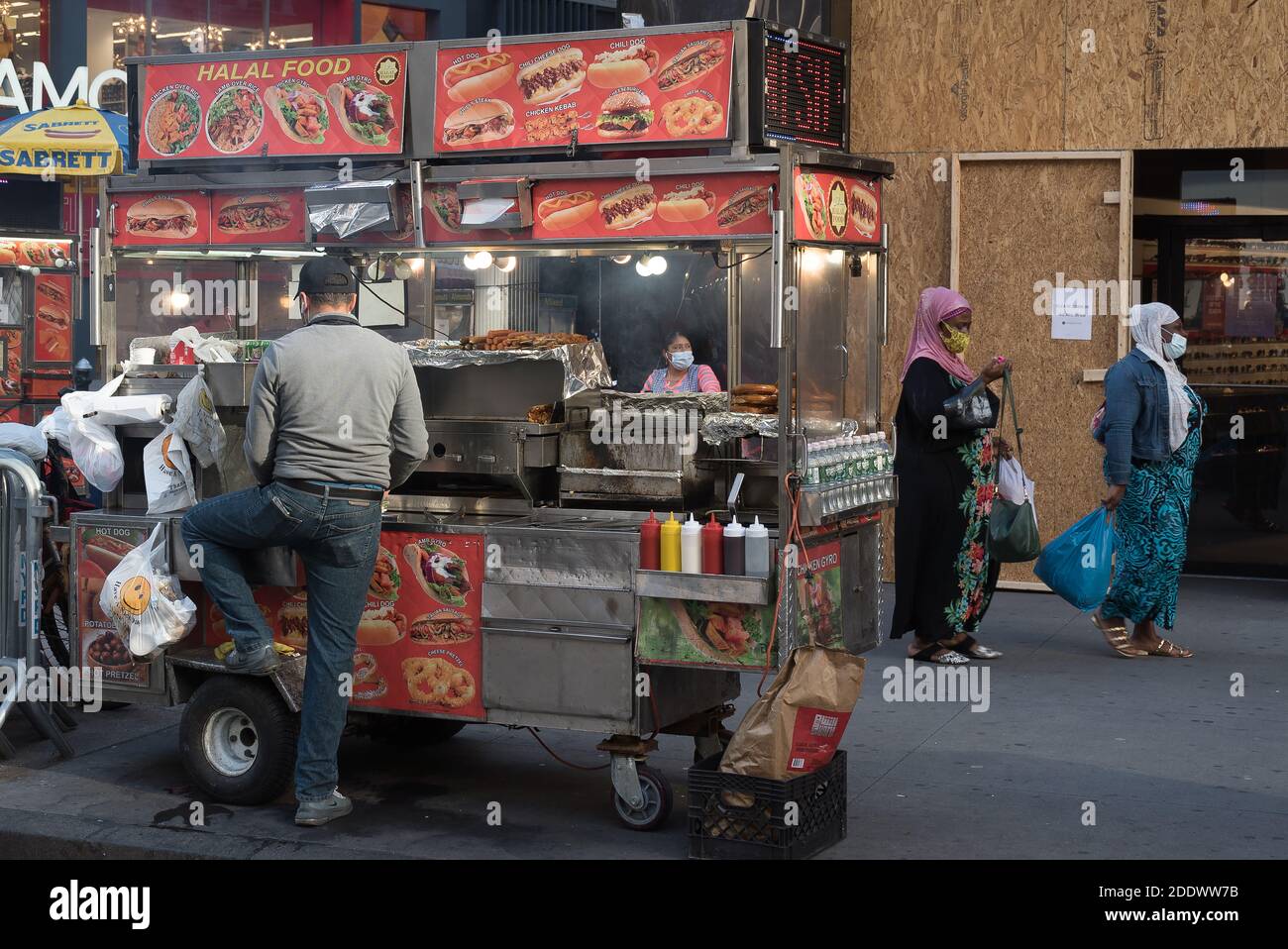 Manhattan, New York. November 09, 2020. Food stand selling halal food ...