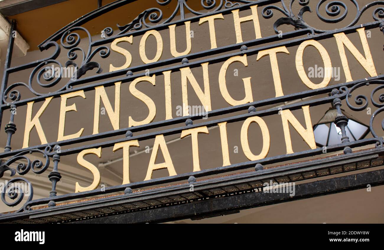 Underground signage hi-res stock photography and images - Alamy