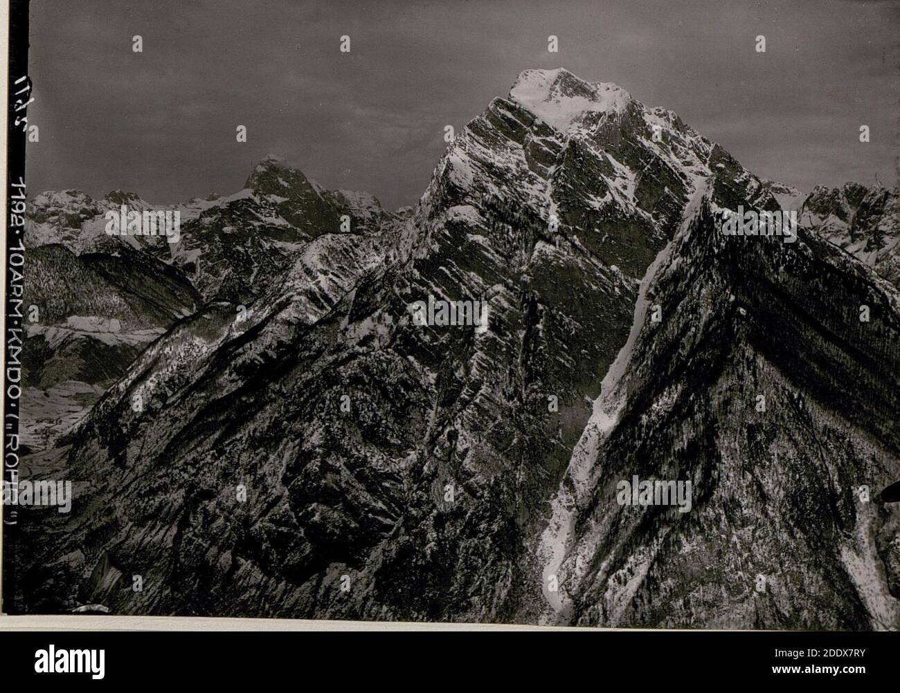 Krnica und Mangart von der Drahtseilbahn am Rombon im Tale Brett Stock ...