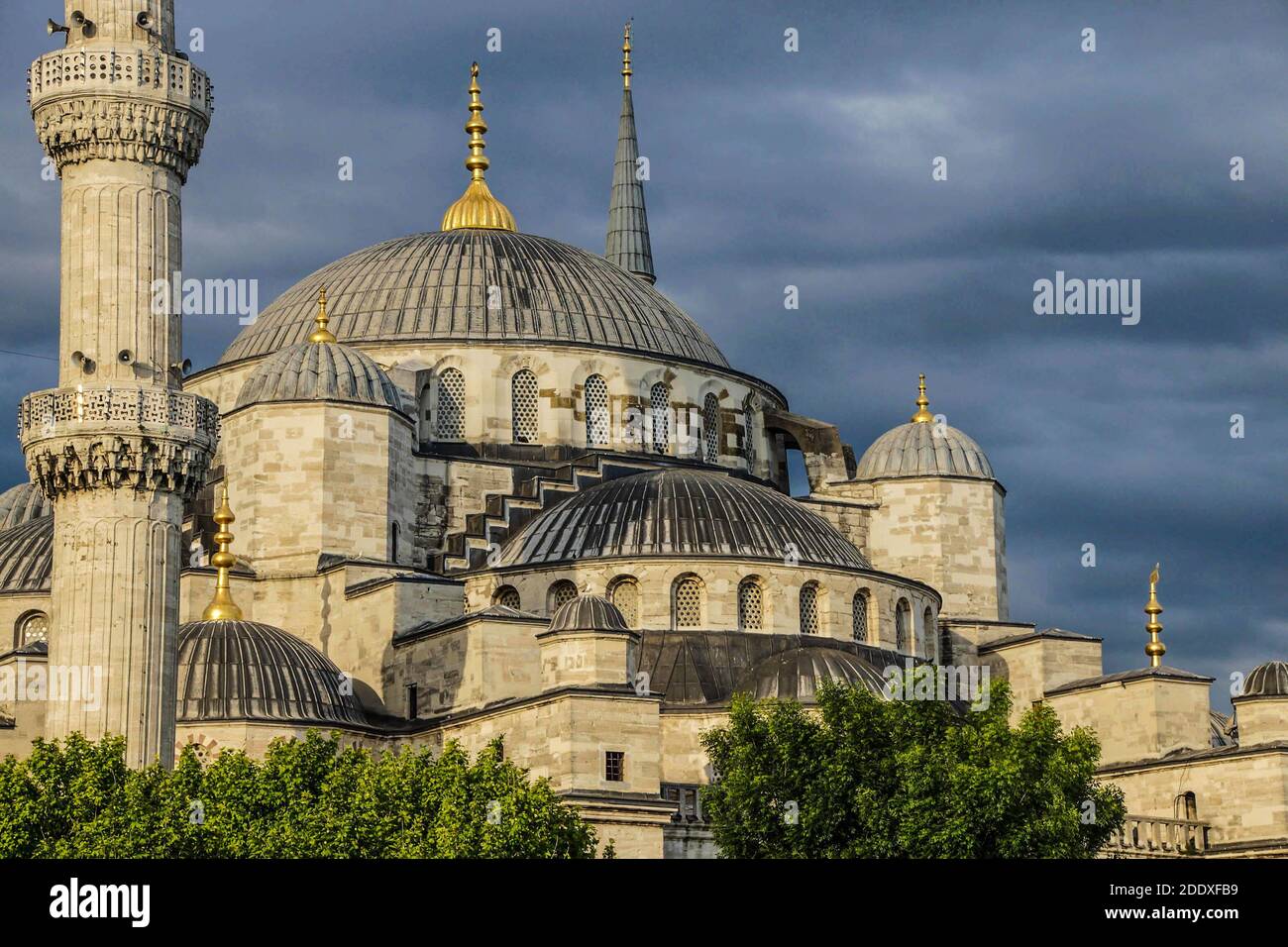Sultan Ahmet Camii ( Blue Mosque ) in the morning Sultan Ahmet Camii ...