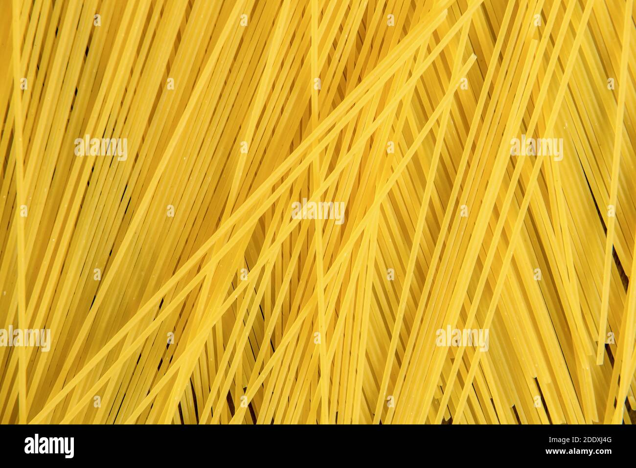 Spaghetti uncooked hi-res stock photography and images - Alamy