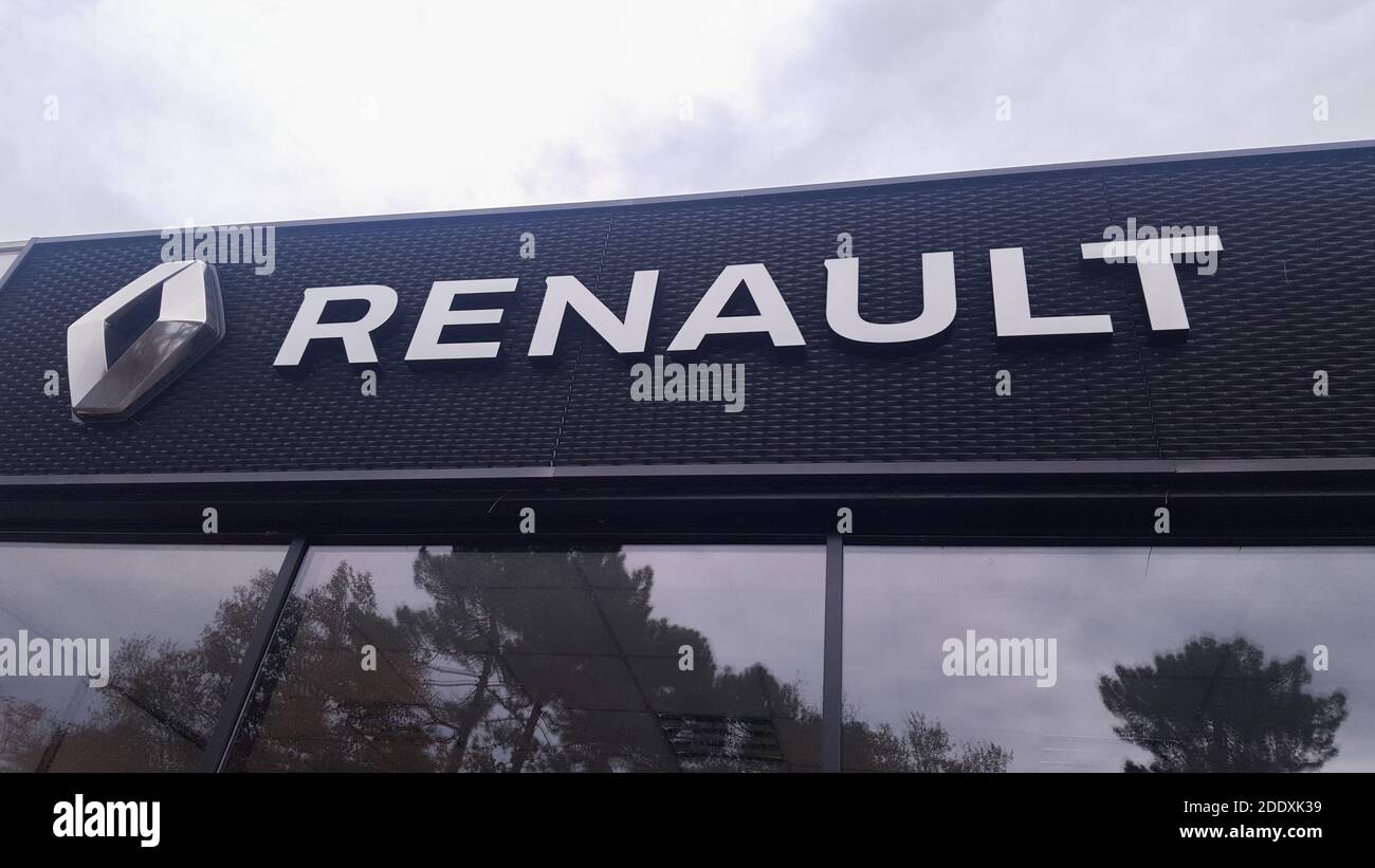 Bordeaux , Aquitaine / France - 11 11 2020 : renault sign text and logo ...