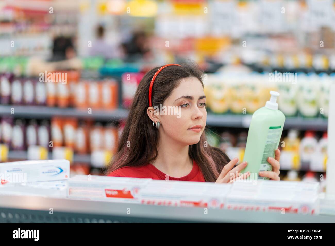 Woman reading label shampoo hi-res stock photography and images - Alamy