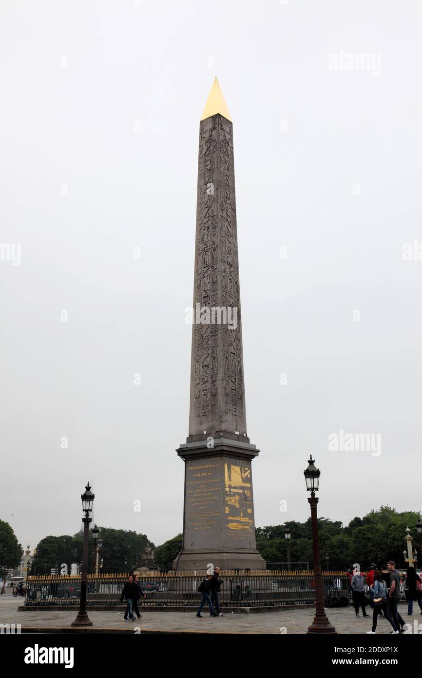 Egyptian obelisk stands hi-res stock photography and images - Alamy