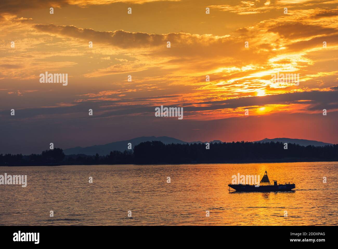 The Yangtze river sunset scenery Stock Photo - Alamy