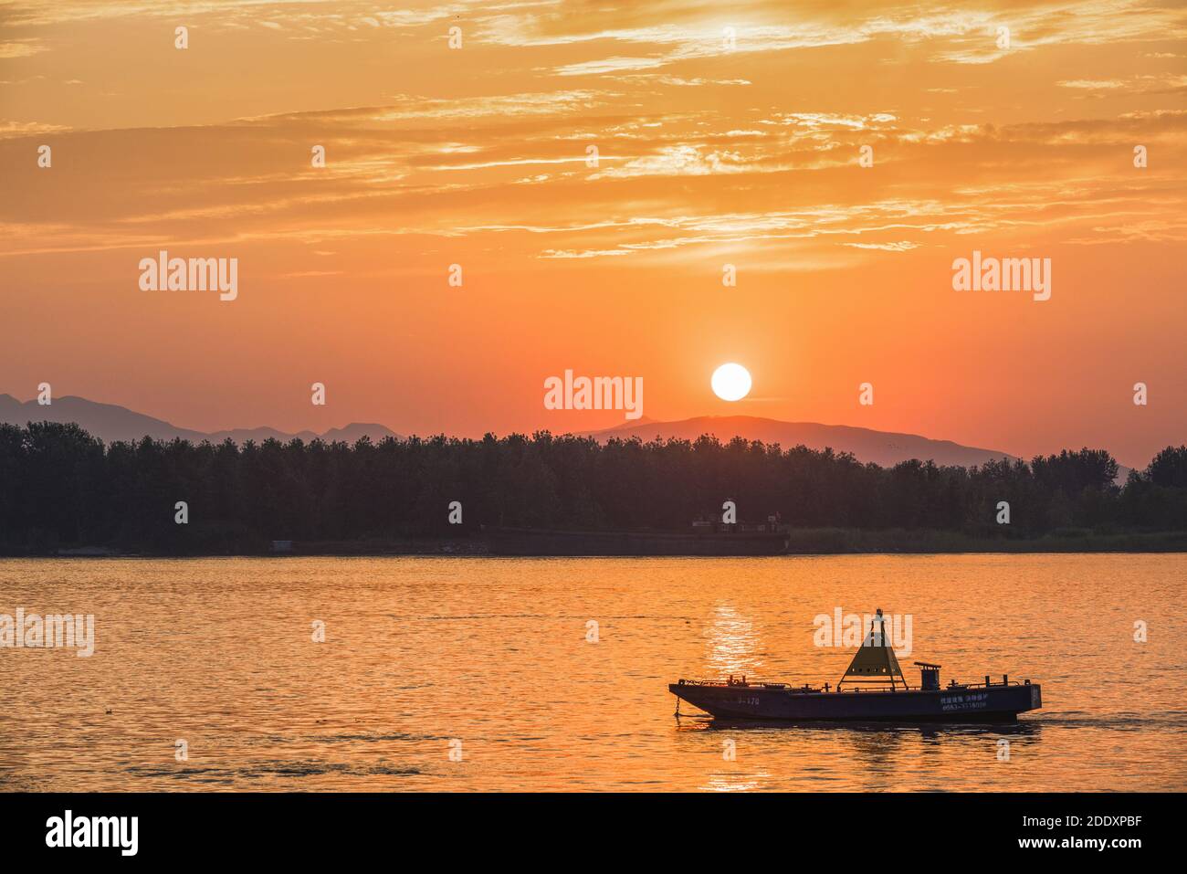 The Yangtze river sunset scenery Stock Photo - Alamy