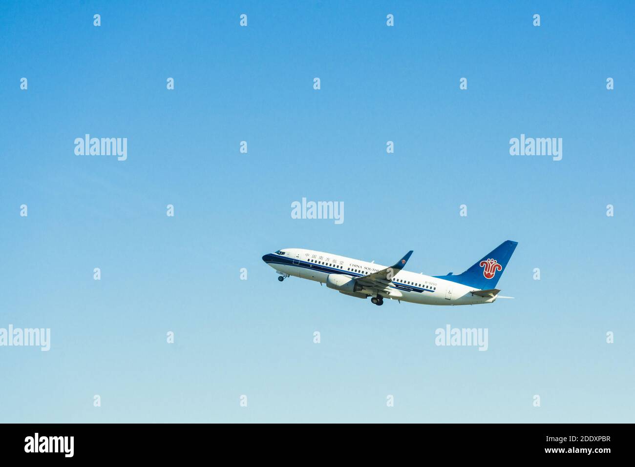 Airport scene hi-res stock photography and images - Alamy