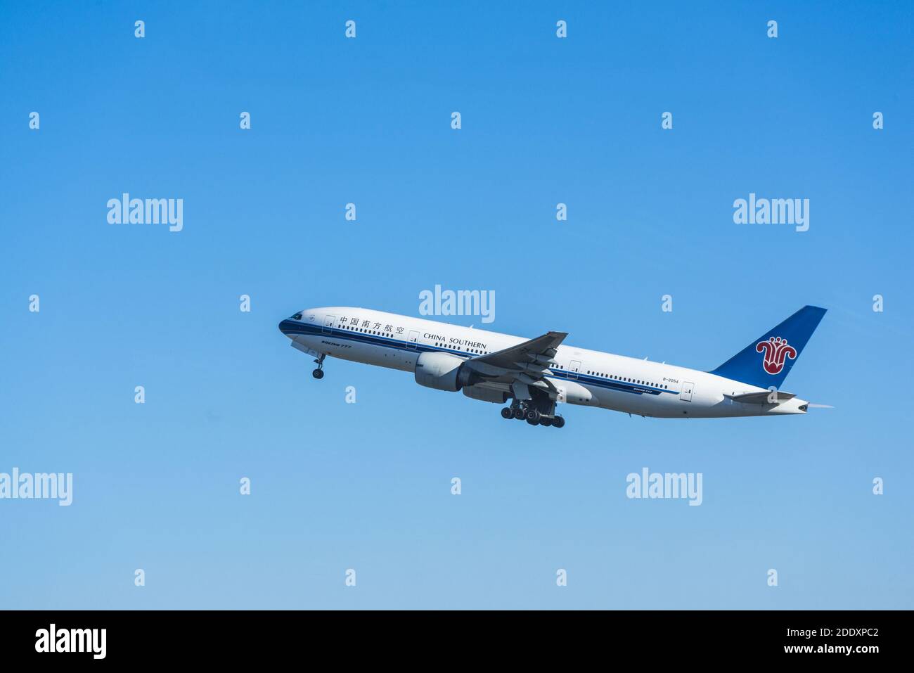 Airport scene hi-res stock photography and images - Alamy