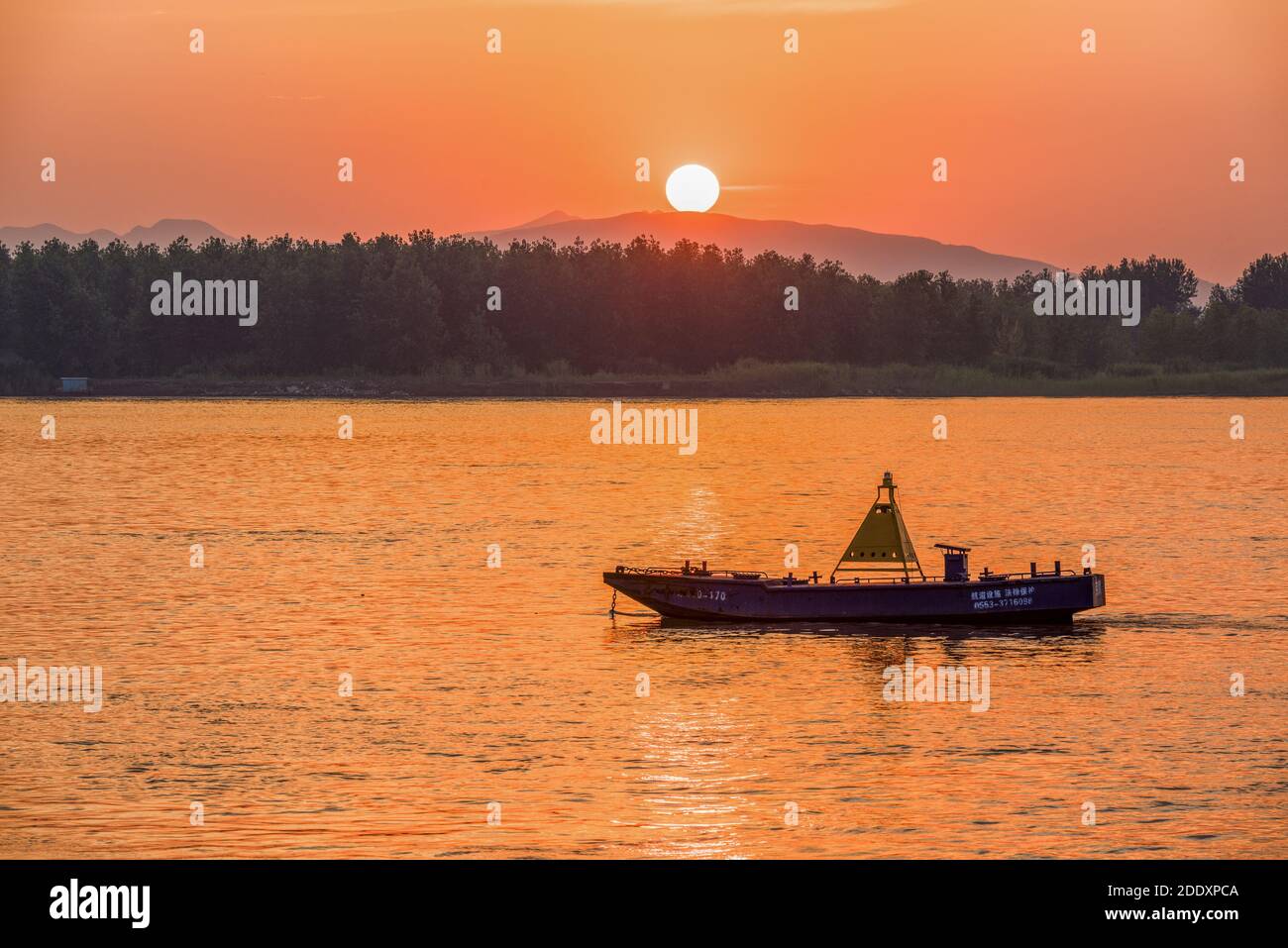 The Yangtze river sunset scenery Stock Photo - Alamy
