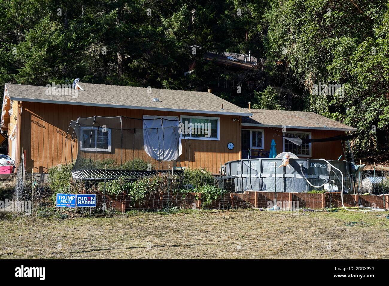 Trump sign rural hi-res stock photography and images - Alamy