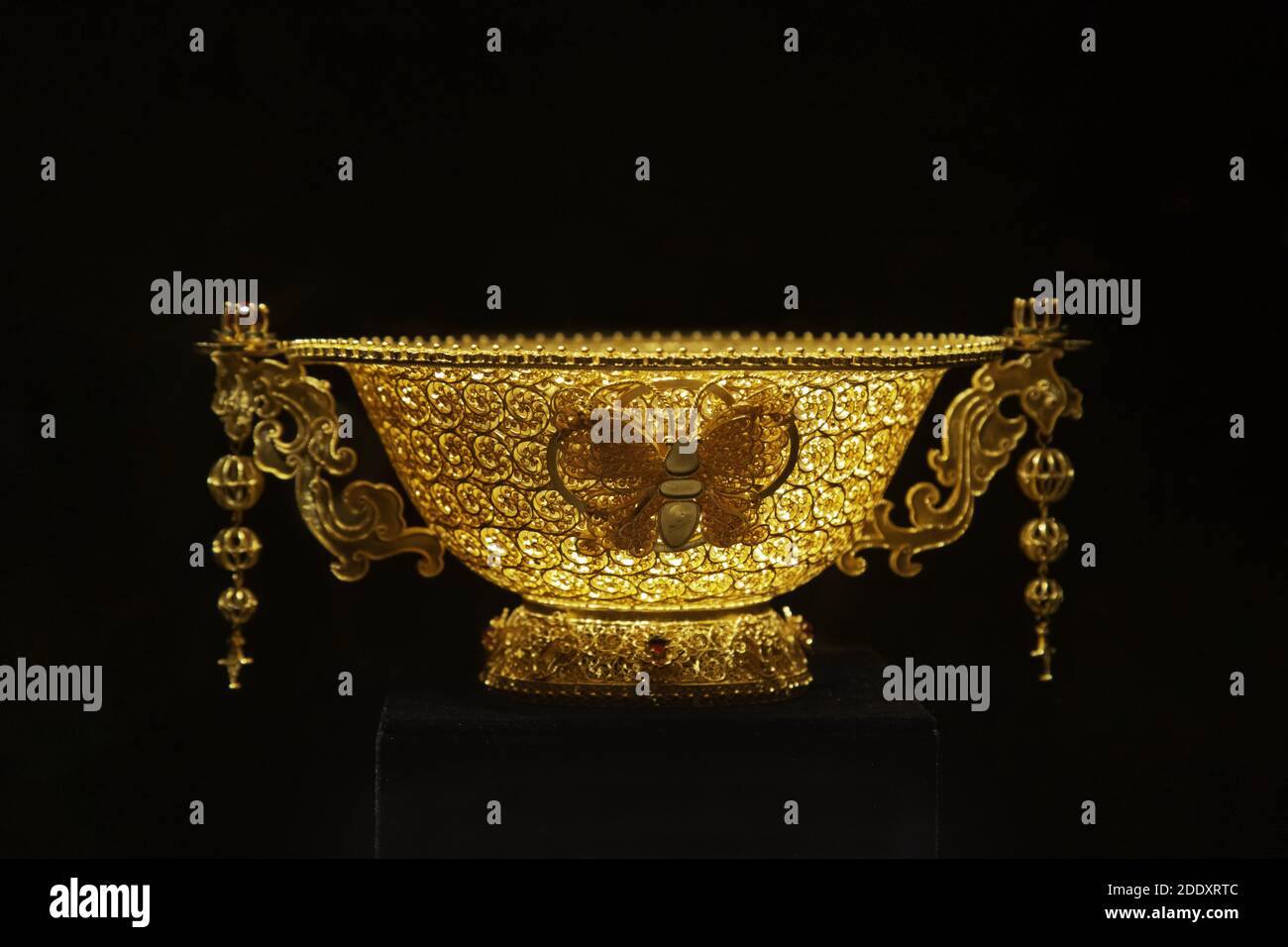 Gold bowls hi-res stock photography and images - Alamy