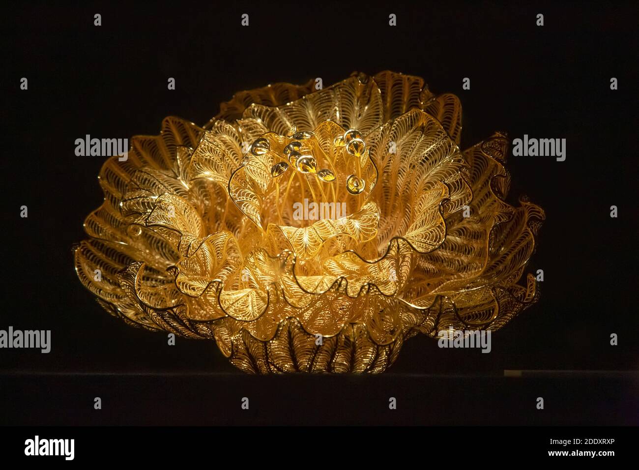 Gold metal flowers hi-res stock photography and images - Alamy
