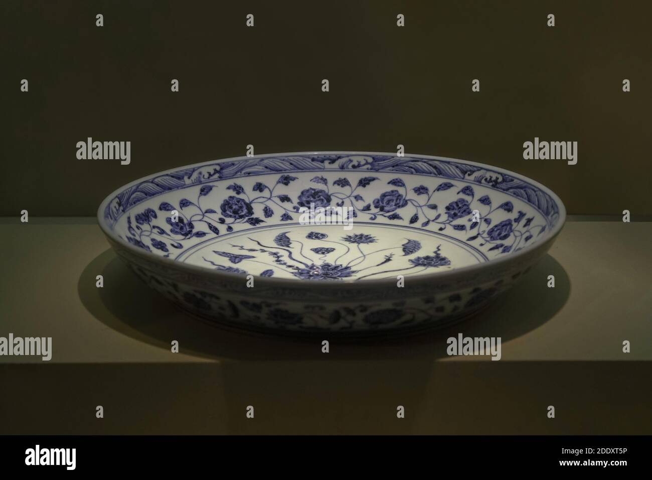 Ming dynasty blue and white hi-res stock photography and images - Alamy