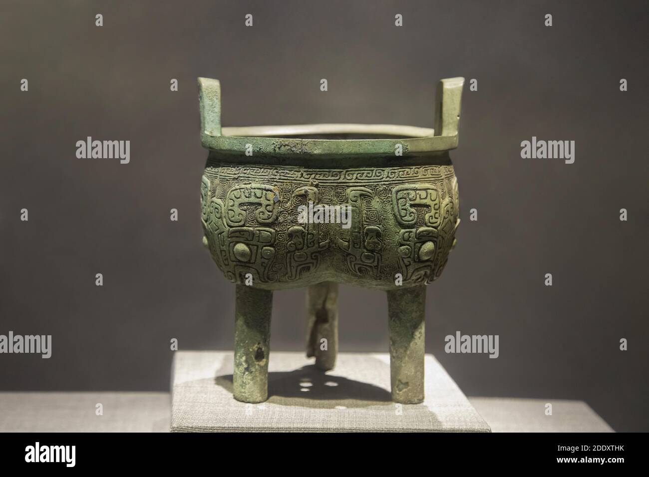 Shang dynasty bronze hi-res stock photography and images - Alamy