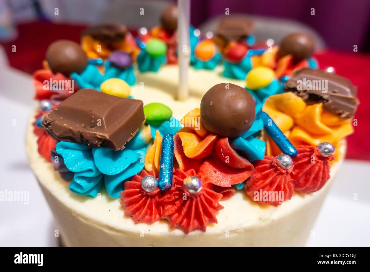 Celebration cake icing hi-res stock photography and images - Alamy