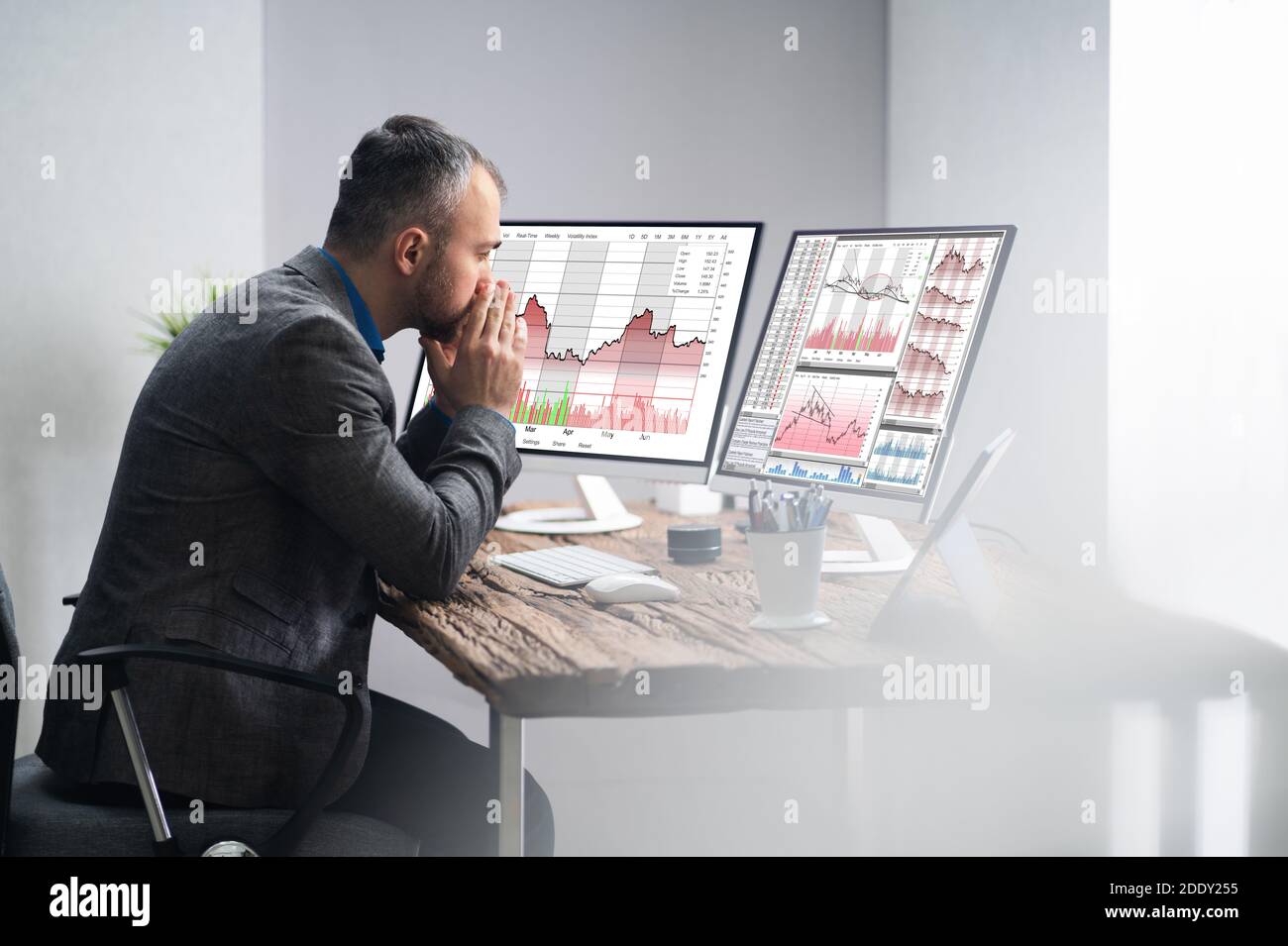 Financial Loss Data. Businessman With Stock Loss And Decrease Chart Stock Photo - Alamy