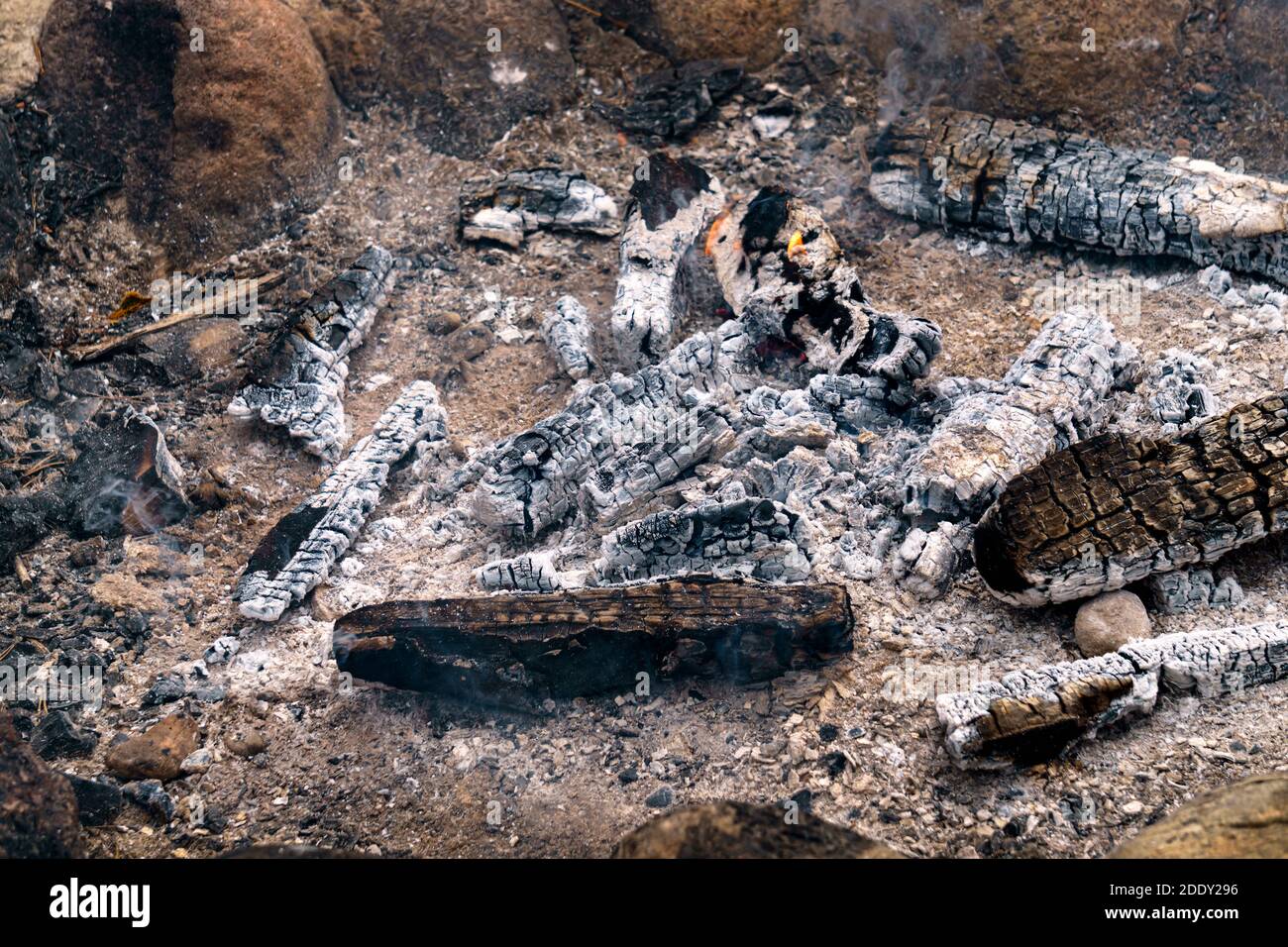 Campfire remains hi-res stock photography and images - Alamy